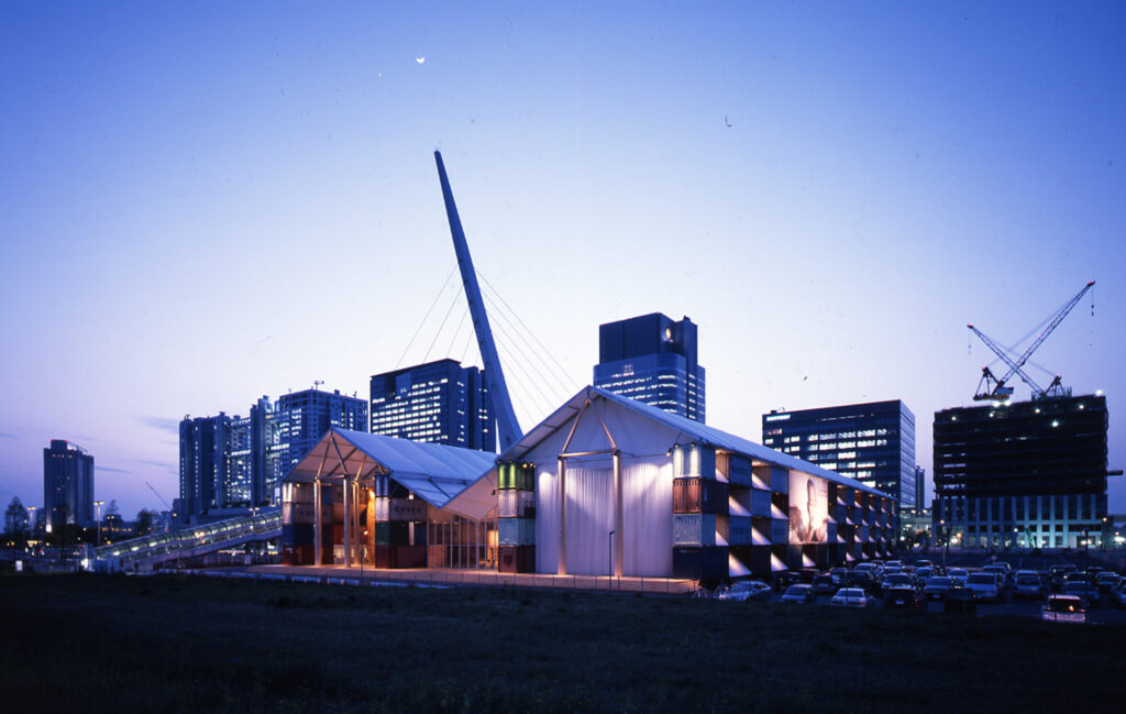 Nomadic Museum - Tokyo - Shigeru Ban