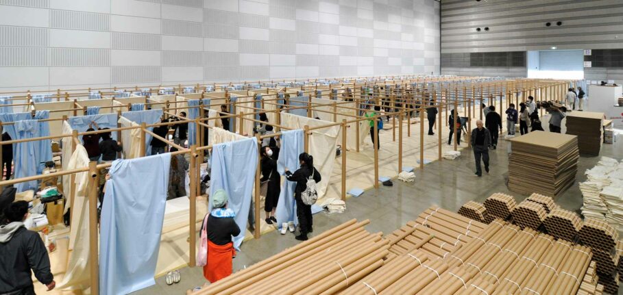 Paper Partition System / East Japan Earthquake - Shigeru Ban