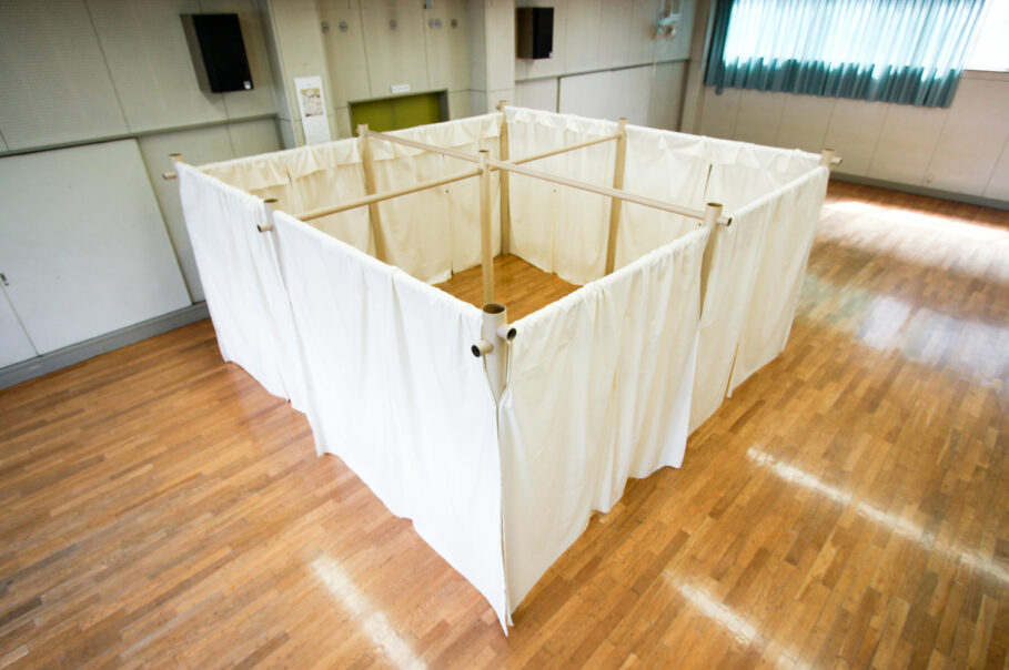 Paper Partition System / East Japan Earthquake - Shigeru Ban