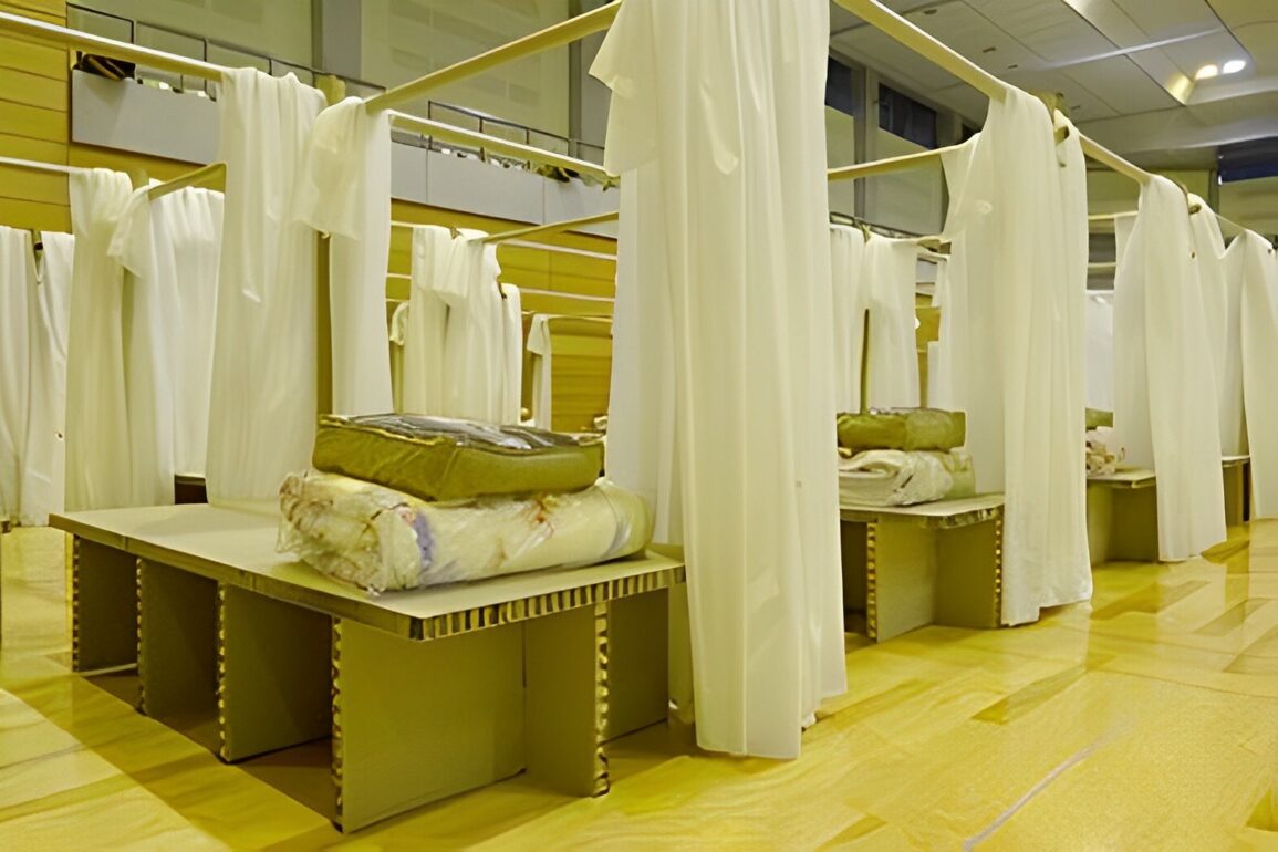 Paper Partition System / Kumamoto Earthquake - Shigeru Ban