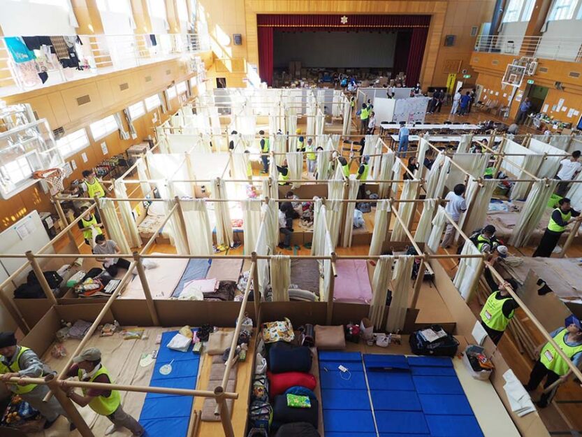 Paper Partition System / Hokkaido Earthquake - Shigeru Ban